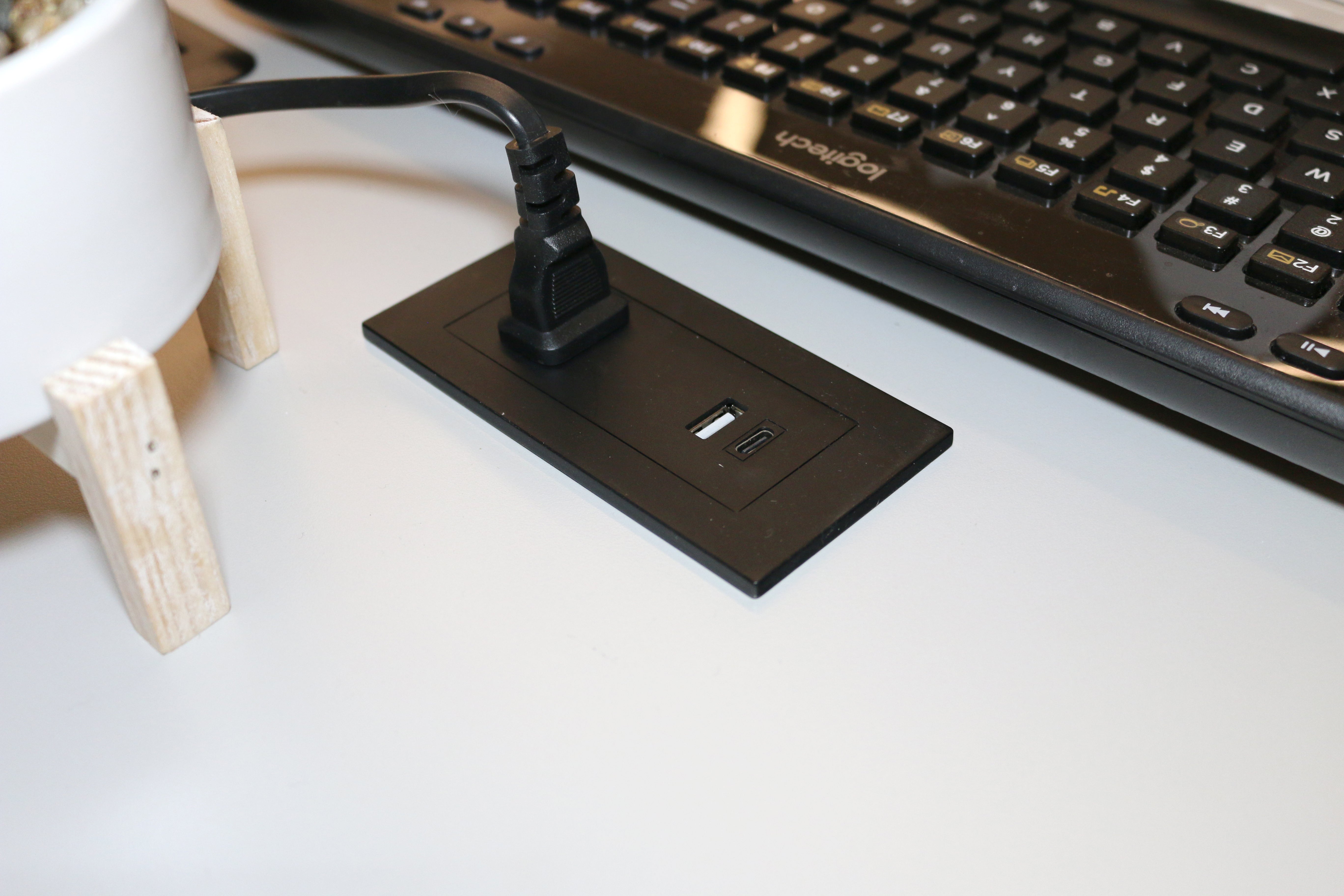 FC-760-MINI - 1 Plug Recess Mount with USB A & C – Furnlite